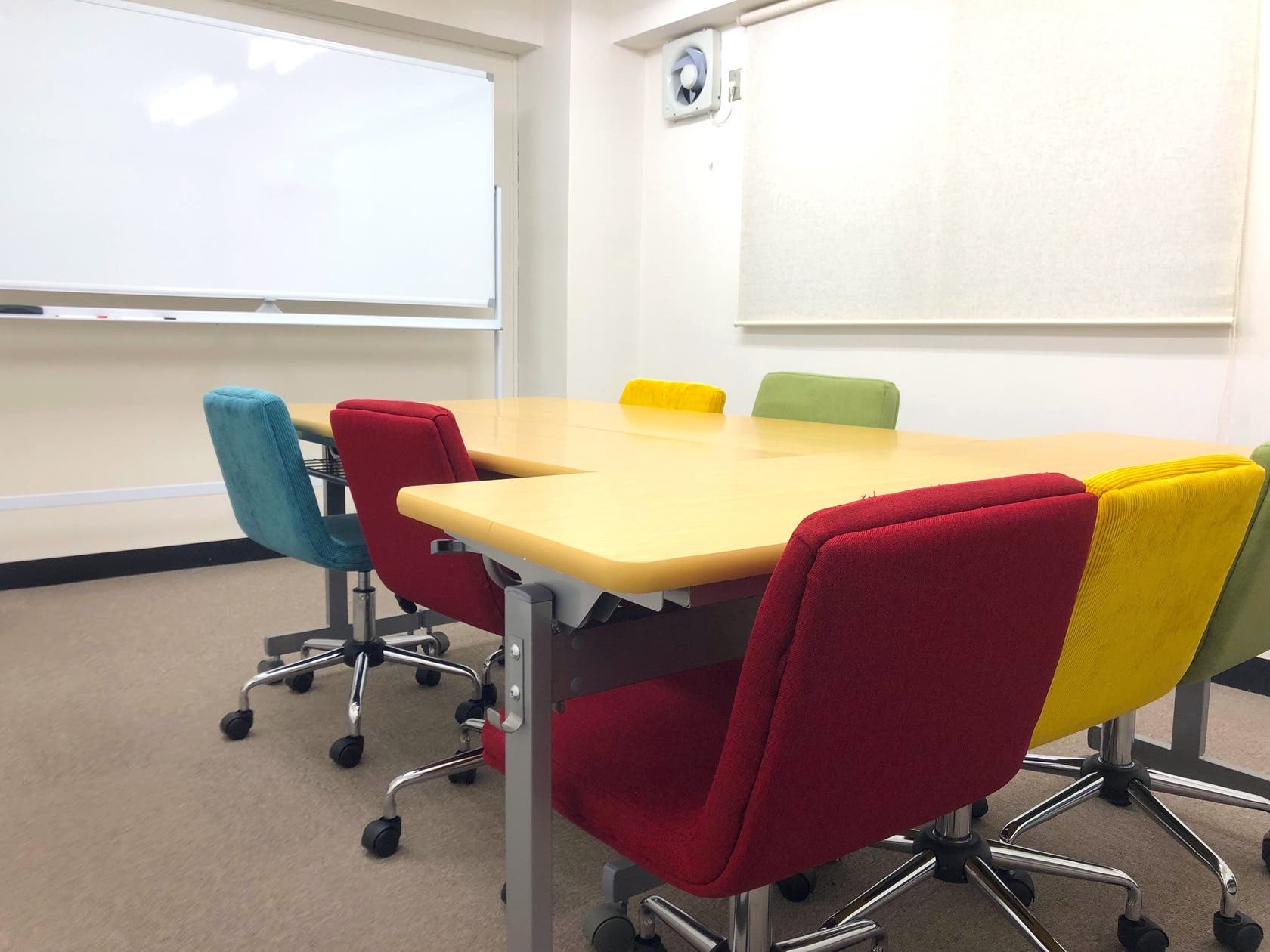 ＜神田ハコバナ＞ホワイトボード/Wi-Fi📶モニター無料🖥物々交換用本棚あり📚会議/商談/打ち合わせ/自習/読書の写真5