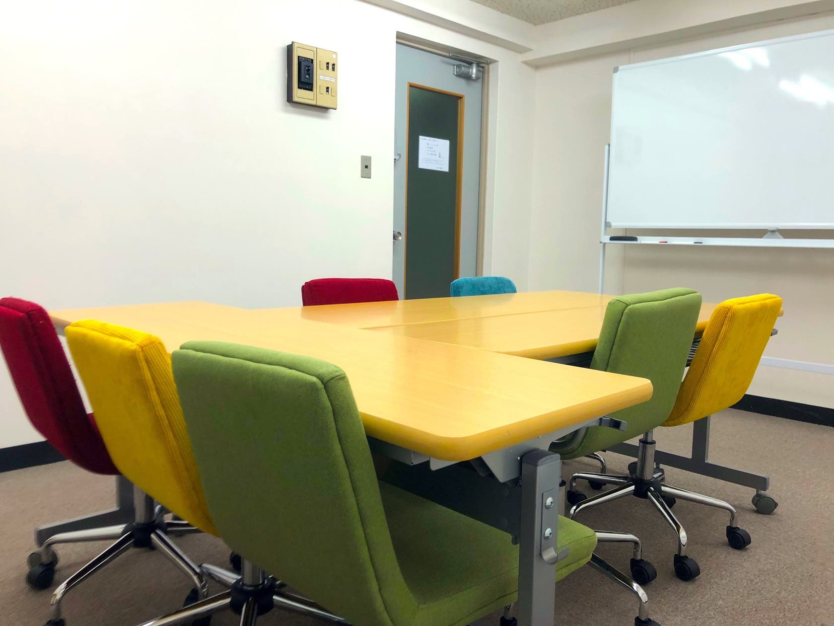 ＜神田ハコバナ＞ホワイトボード/Wi-Fi📶モニター無料🖥物々交換用本棚あり📚会議/商談/打ち合わせ/自習/読書の写真6