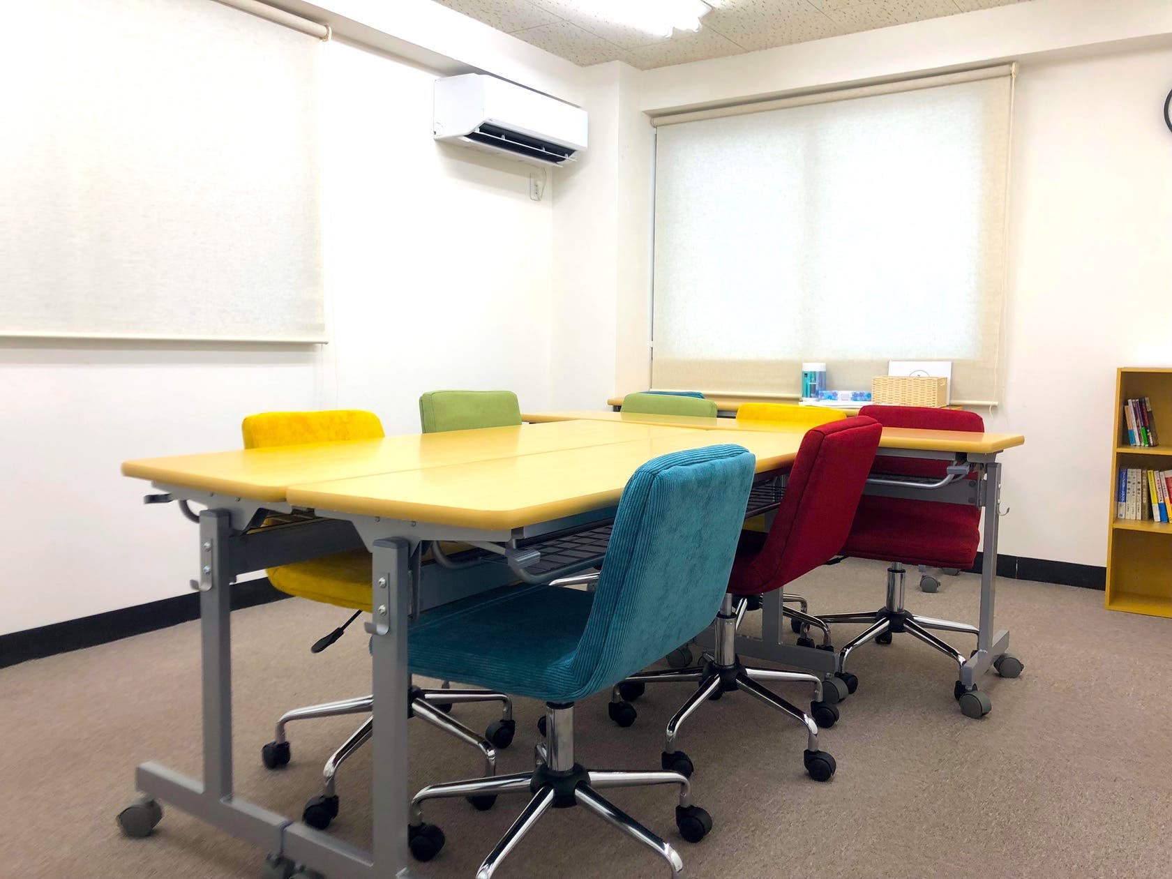 ＜神田ハコバナ＞ホワイトボード/Wi-Fi📶モニター無料🖥物々交換用本棚あり📚会議/商談/打ち合わせ/自習/読書の写真8