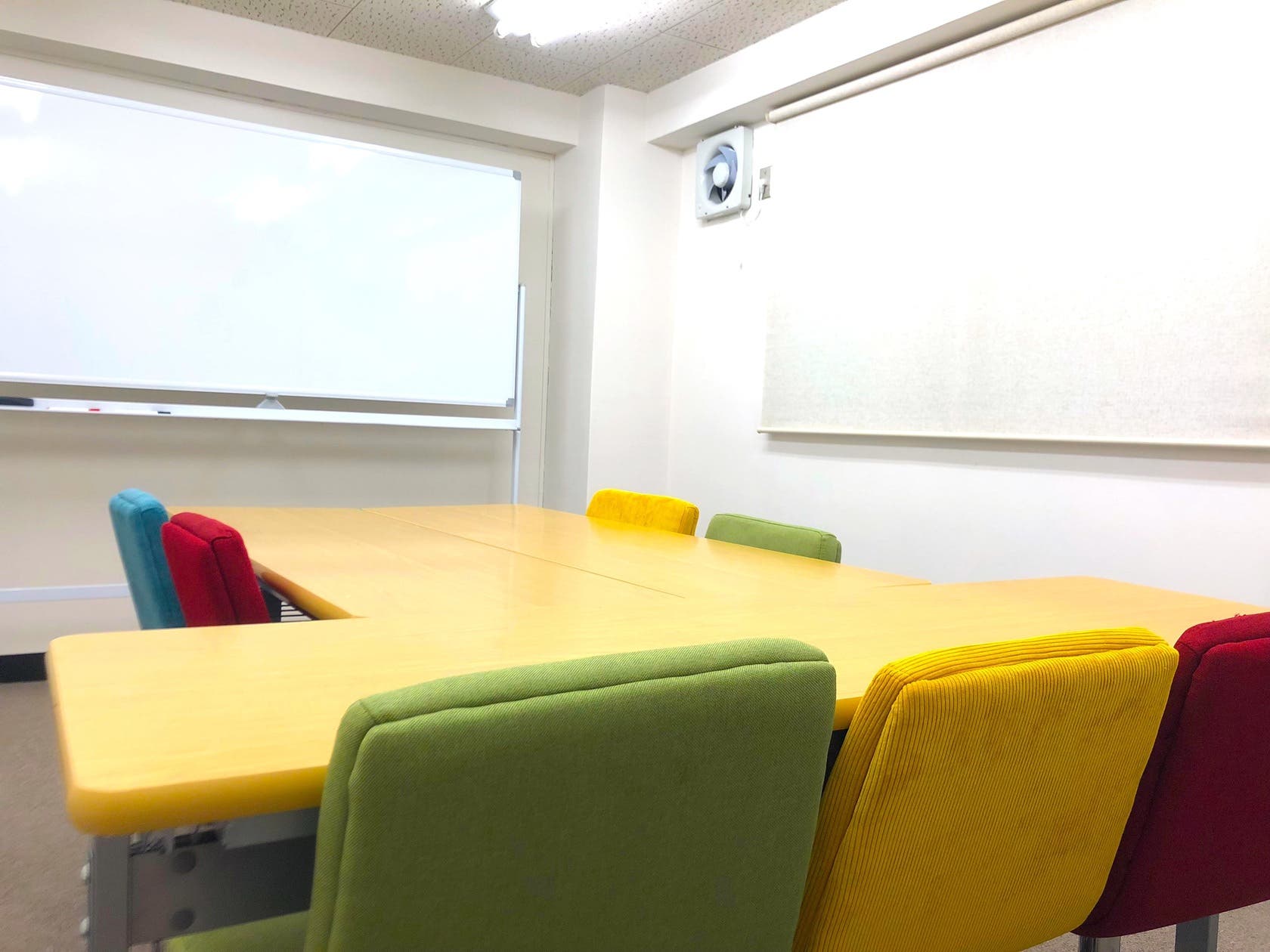 ＜神田ハコバナ＞ホワイトボード/Wi-Fi📶モニター無料🖥物々交換用本棚あり📚会議/商談/打ち合わせ/自習/読書の写真9