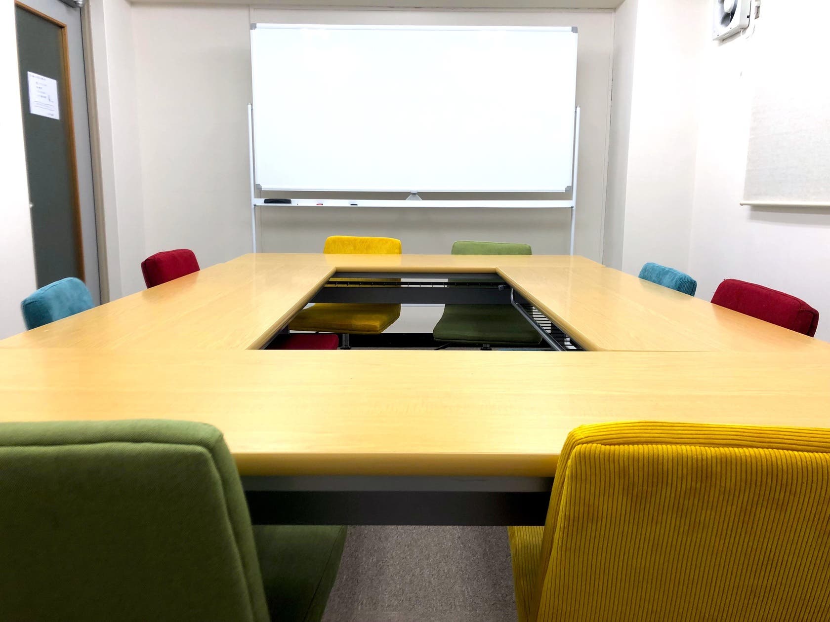 ＜神田ハコバナ＞ホワイトボード/Wi-Fi📶モニター無料🖥物々交換用本棚あり📚会議/商談/打ち合わせ/自習/読書の写真10