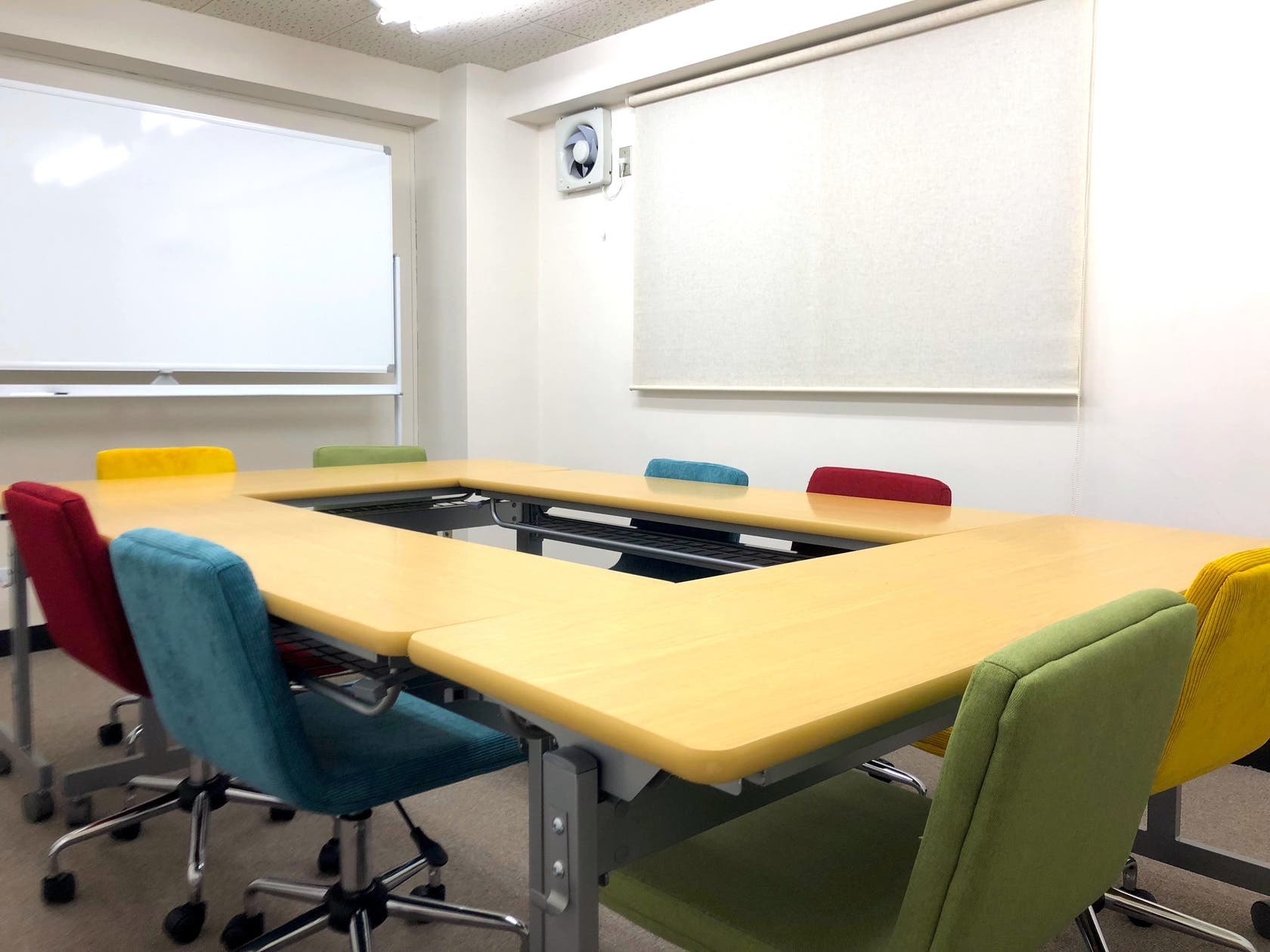 ＜神田ハコバナ＞ホワイトボード/Wi-Fi📶モニター無料🖥物々交換用本棚あり📚会議/商談/打ち合わせ/自習/読書の写真2