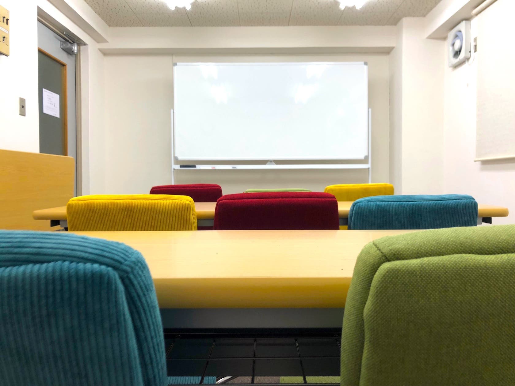 ＜神田ハコバナ＞ホワイトボード/Wi-Fi📶モニター無料🖥物々交換用本棚あり📚会議/商談/打ち合わせ/自習/読書の写真3