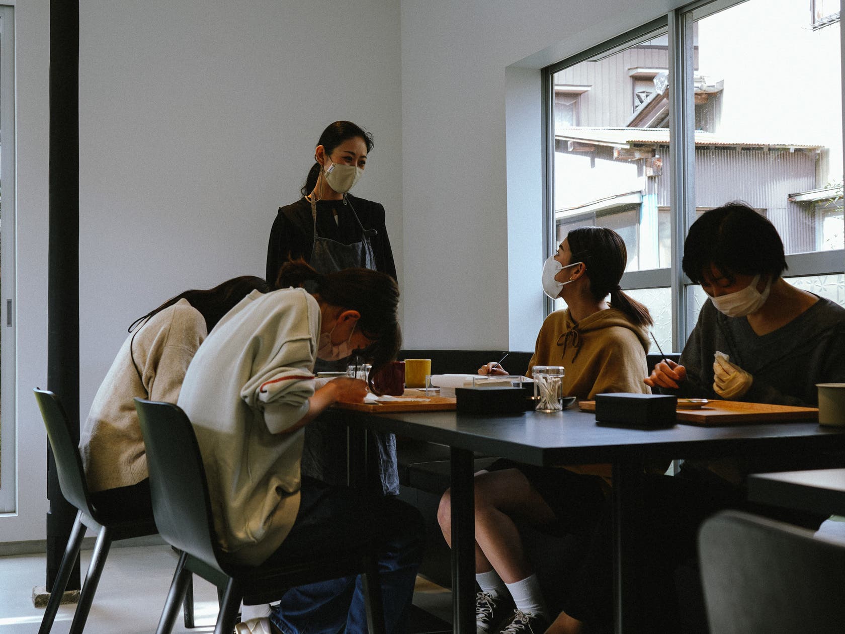 自然に囲まれた、ゆったり使えるカフェスペース。本格的な厨房設備もあるので、レンタルキッチンやパーティーにも！の写真5