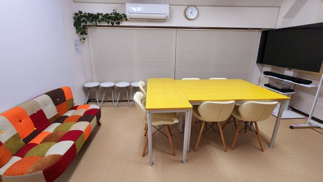 草加駅東口から徒歩3分/24時まで使える/お部屋タイプの小さな会議室/Wifi/web面談/女子会/推し活/ボードゲームの写真4