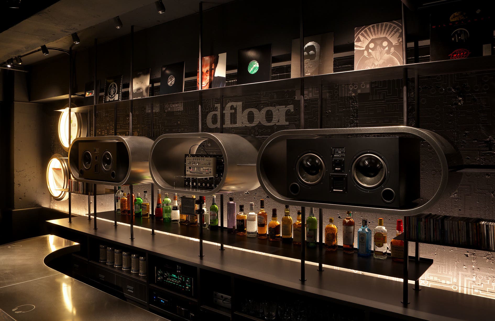 音響と内装デザインにこだわった大阪梅田のテクノ音楽バーです。の写真2