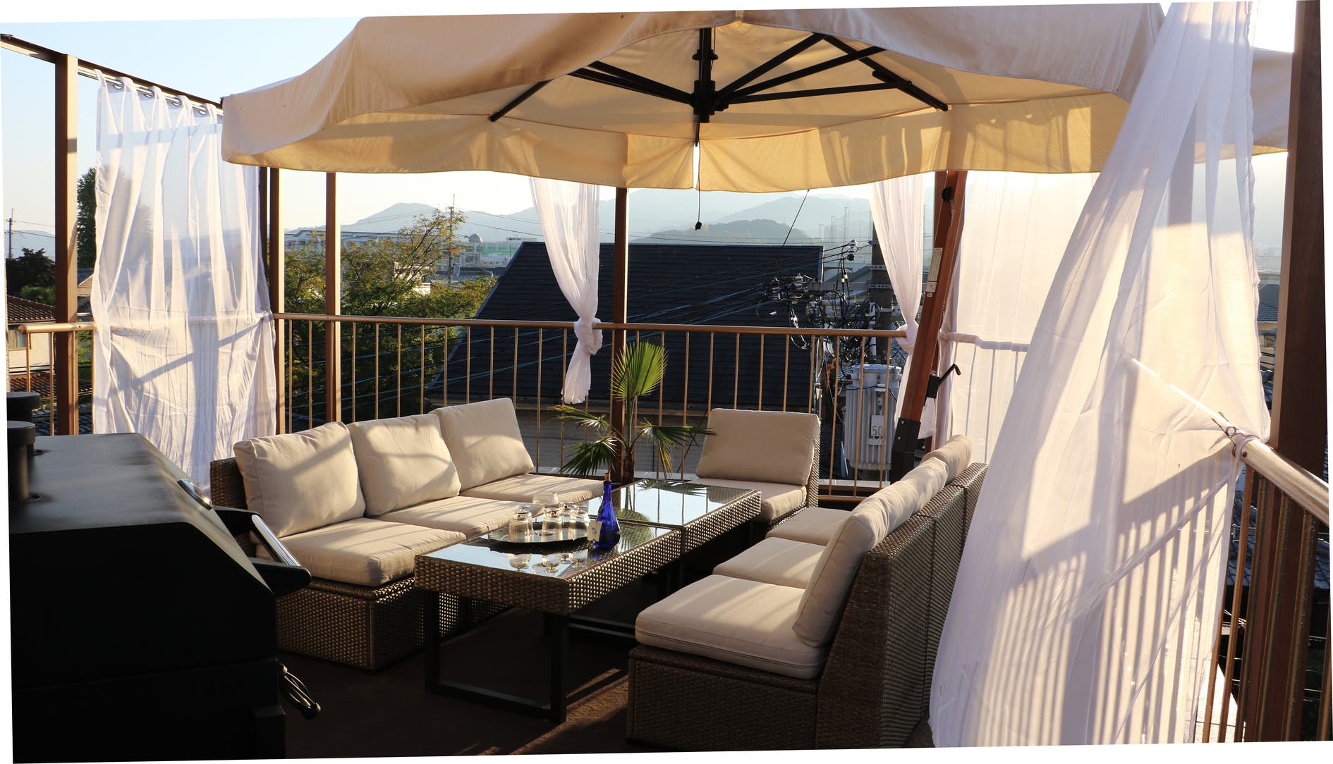 アウトドアエリア(ソファのある屋根のないバルコニー)の画像1