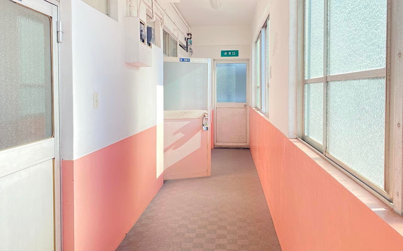 優しい自然光が入るヴィンテージビル内のインダストリアルな空間！LED＆ストロボなど無料で使える照明機材も充実！！の写真7