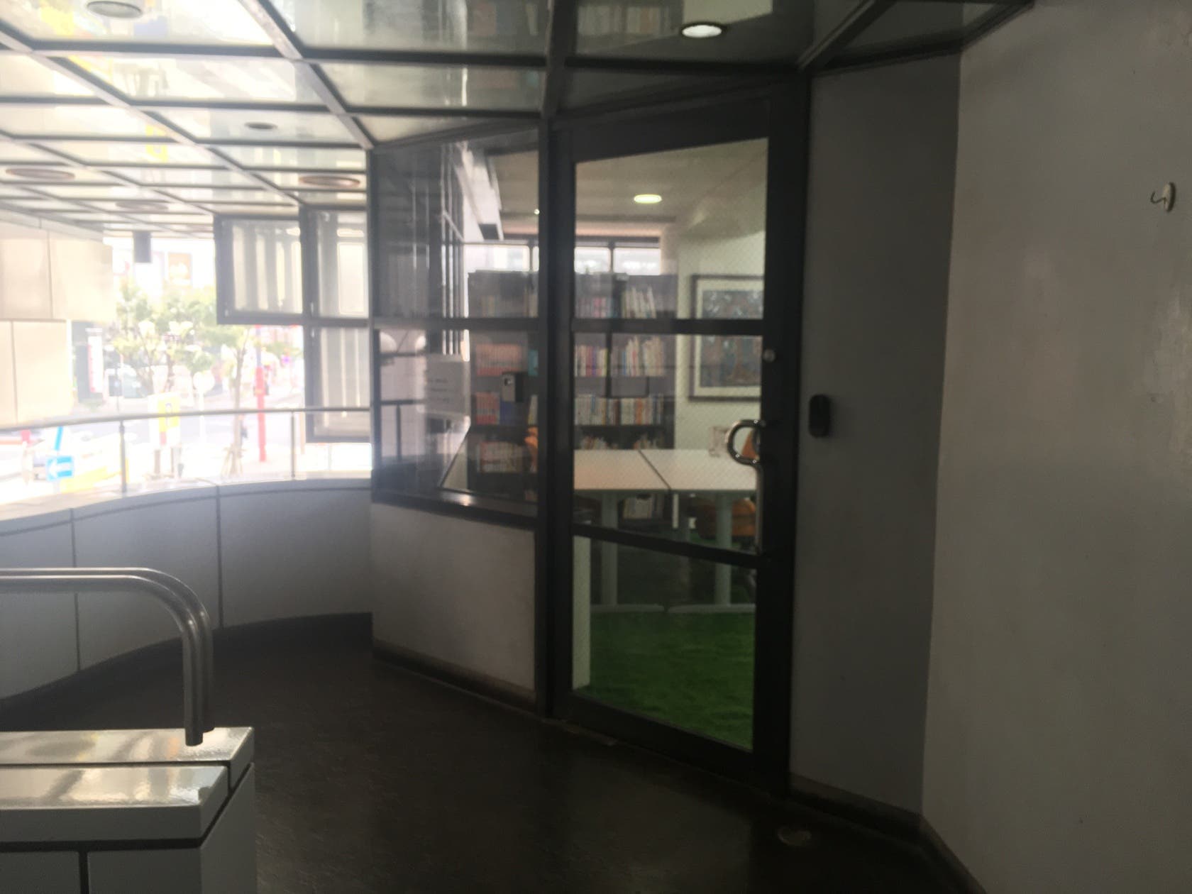 本に囲まれた屋内公園。芝生の空間で天気を気にせず気分を変えての写真5