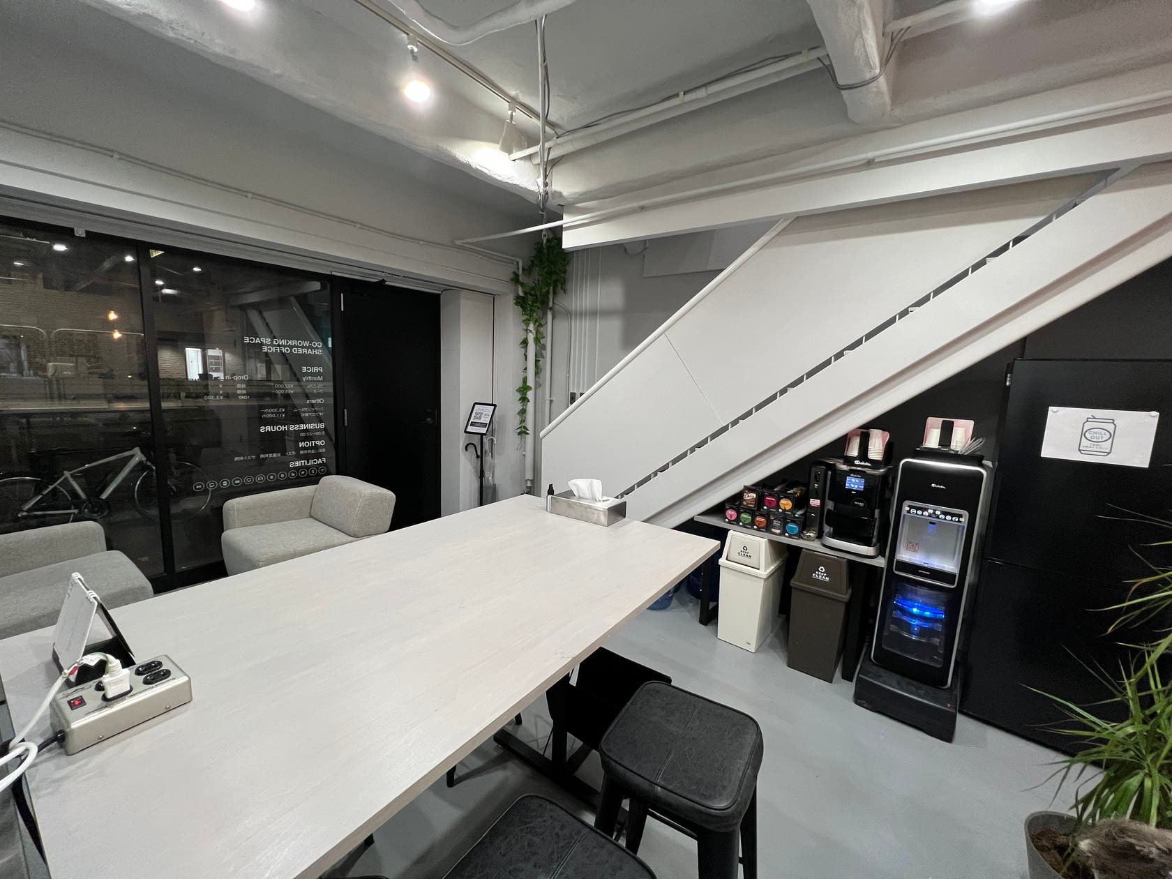 【1時間1,320円！】白金高輪駅徒歩5分のフリードリンク付き完全個室型6名会議室【M-2】の写真3