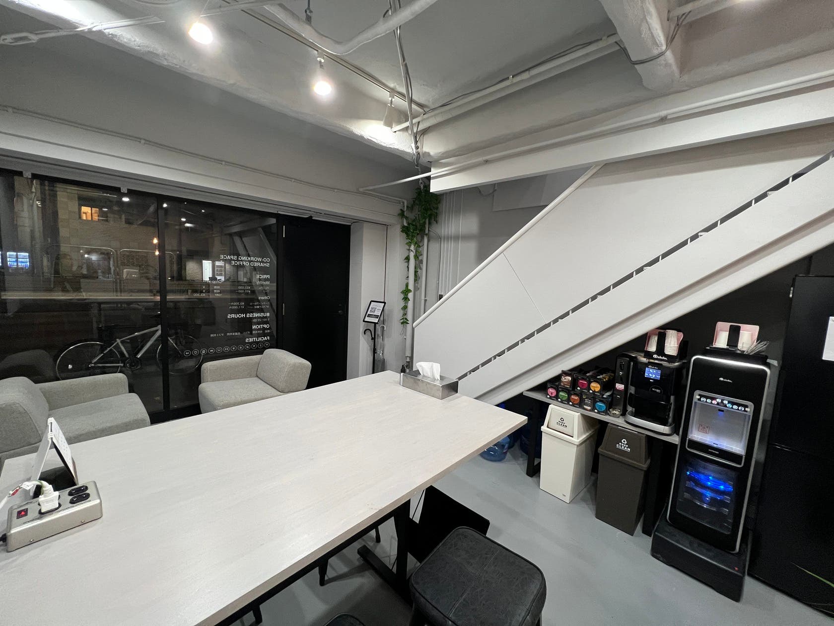 【1時間1,320円！】白金高輪駅から徒歩5分のフリードリンク付き完全個室型6名会議室【M-1】の写真2