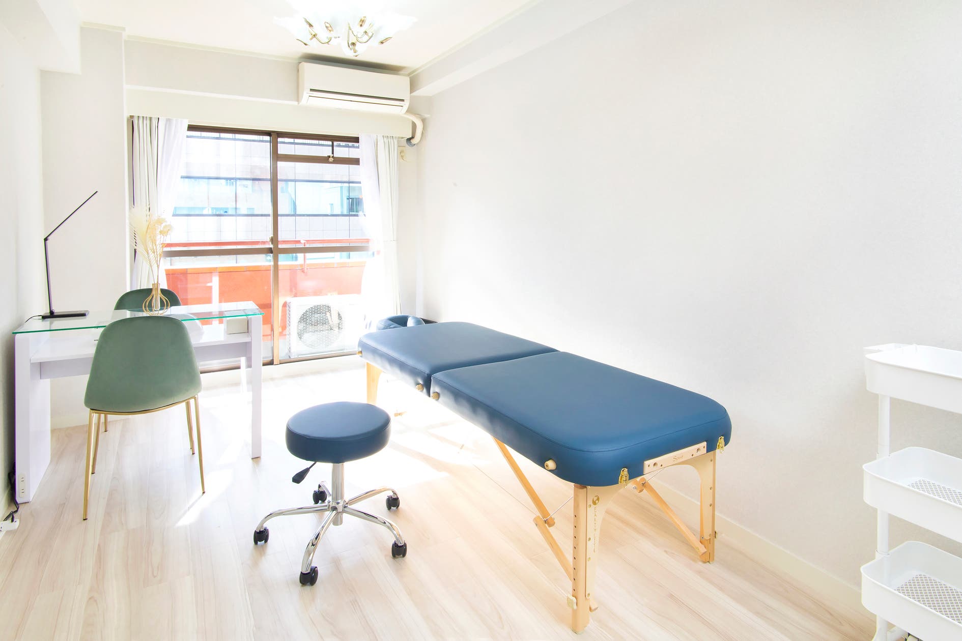 【目黒駅徒歩2分】【完全個室型レンタルサロン】エステ・整体・ネイル最適/即予約可能/備品無料/見学歓迎/固定光の写真4