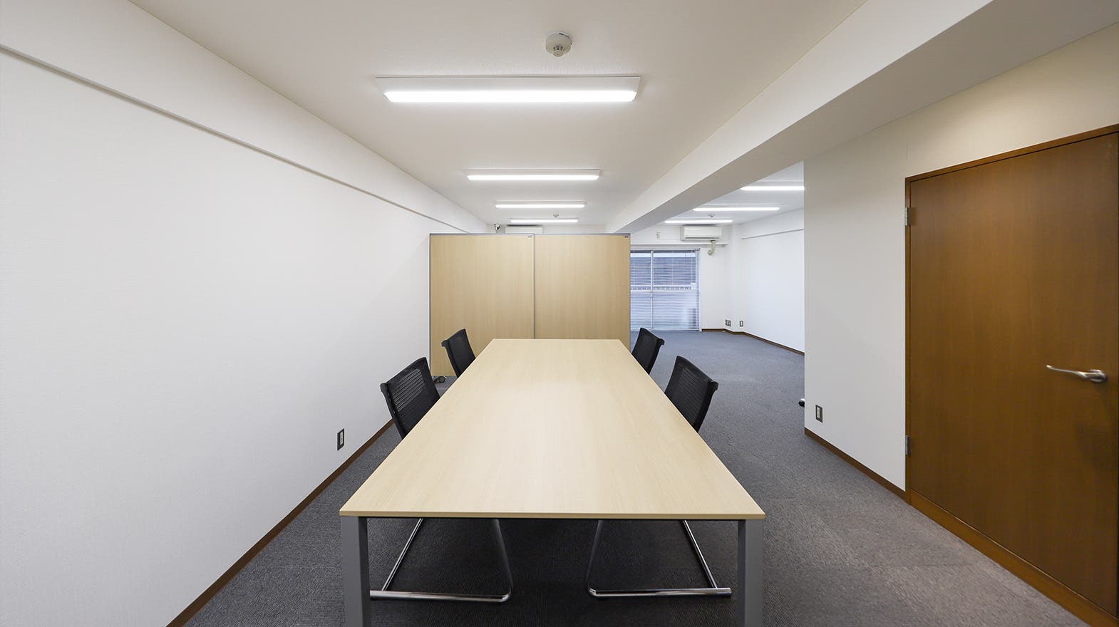 【原宿/竹下口徒歩１分】会議や打合わせに最適な多目的レンタルスペース｜電源 WiFi プロジェクター＜Holz＞原宿Dの写真6