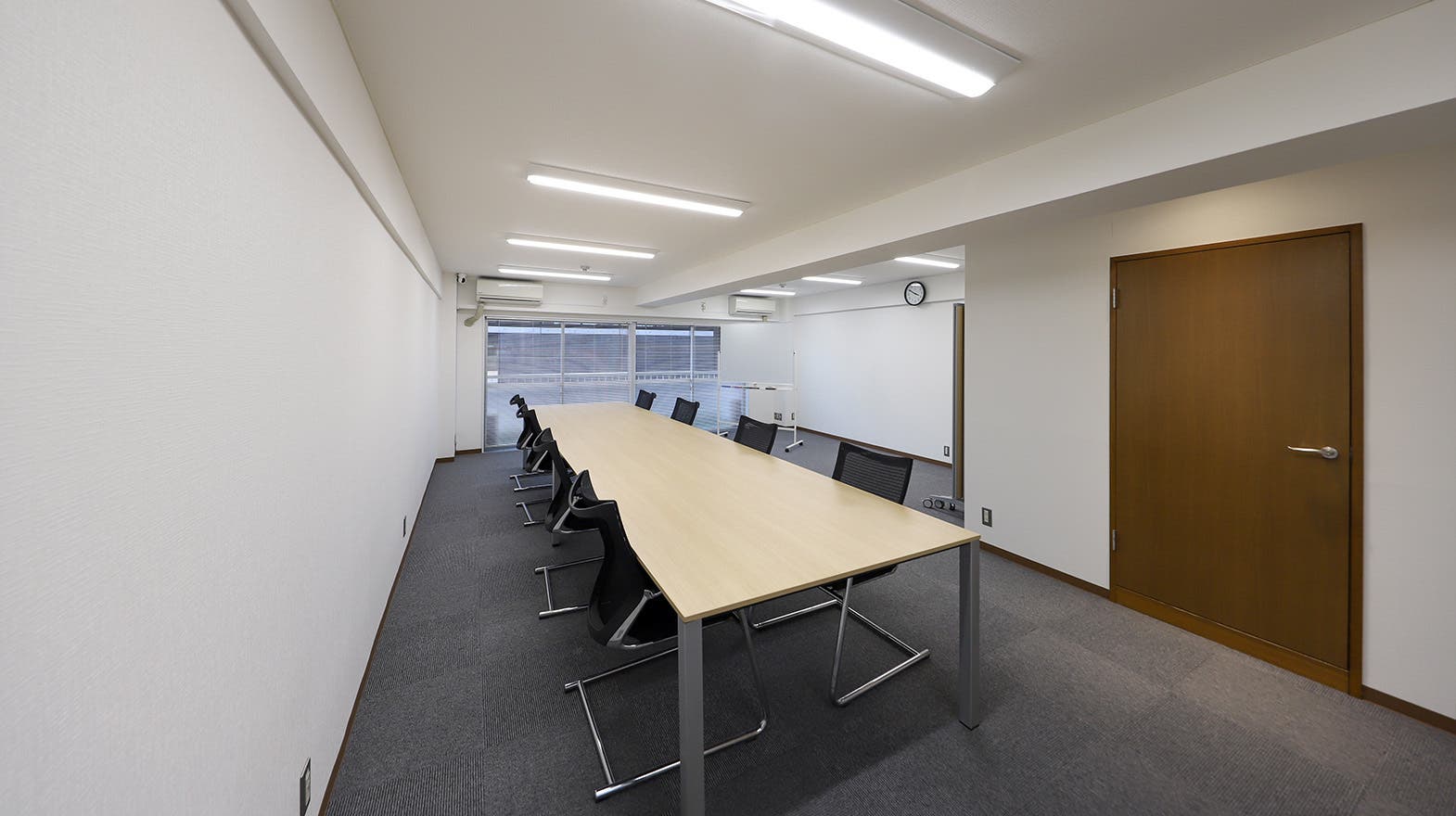 【原宿/竹下口徒歩１分】会議や打合わせに最適な多目的レンタルスペース｜電源 WiFi プロジェクター＜Holz＞原宿Dの写真7