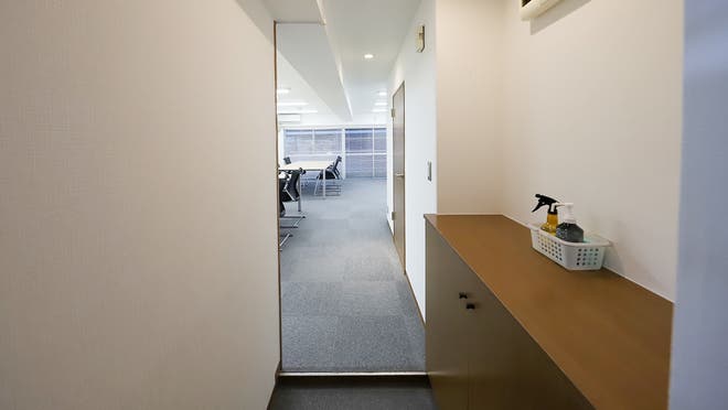 【原宿/竹下口徒歩1分】会議や打合わせに最適な多目的レンタルスペース|電源 WiFi プロジェクター<Holz>原宿Dの写真9