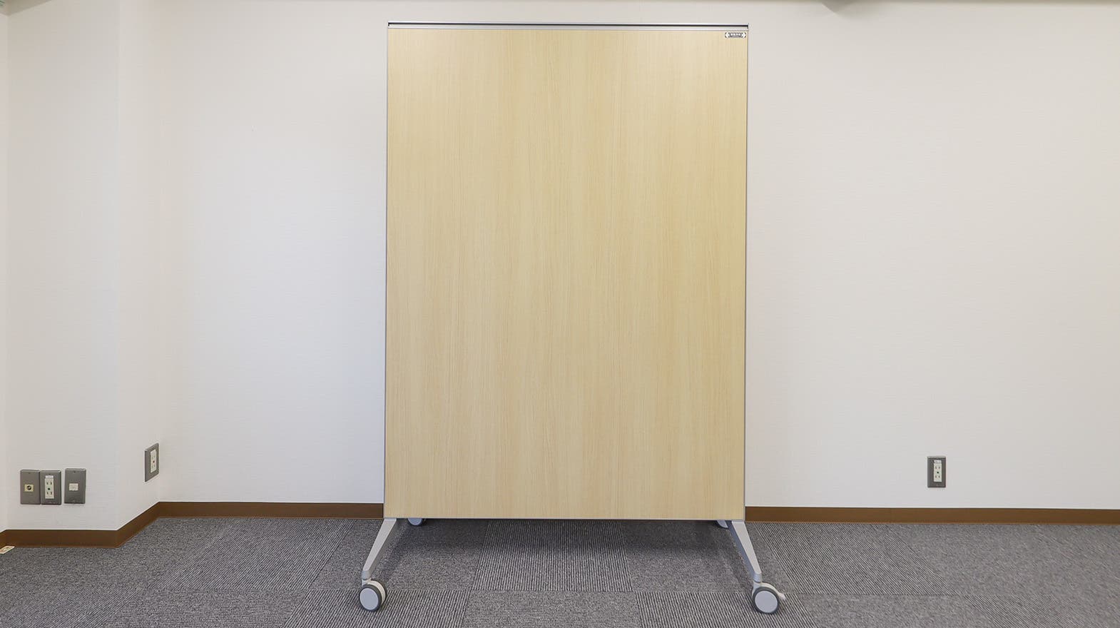 【原宿/竹下口徒歩１分】会議や打合わせに最適な多目的レンタルスペース｜電源 WiFi プロジェクター＜Holz＞原宿Dの写真11