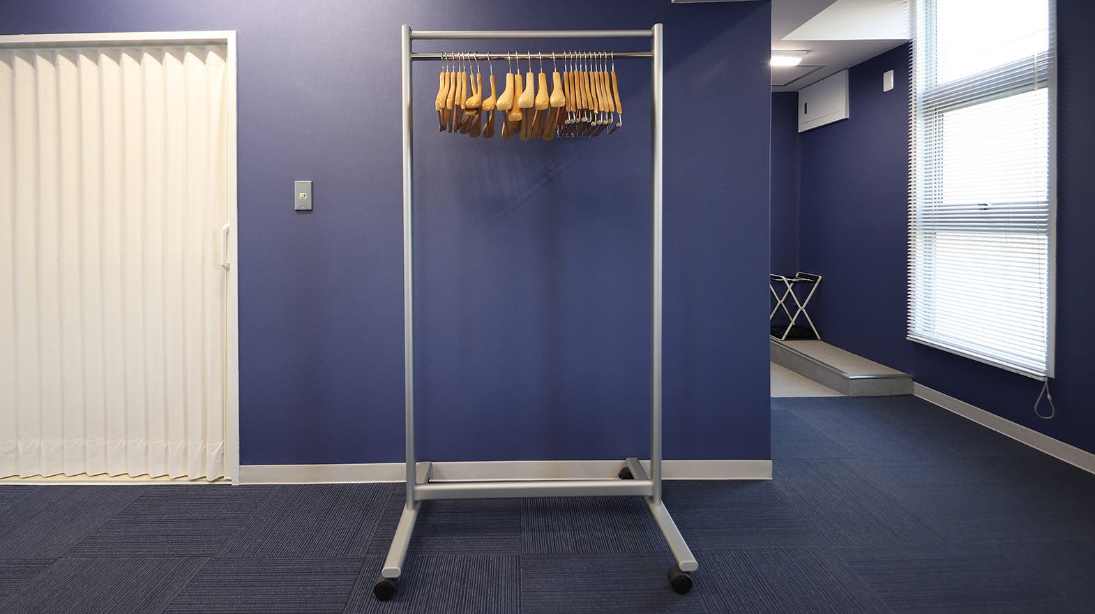 【原宿/竹下口徒歩１分】会議や打合わせに最適な多目的レンタルスペース｜電源 WiFi プロジェクター＜Holz＞原宿Dの写真14