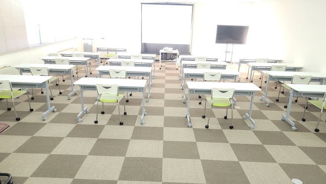 大阪長堀 貸会議室【5階】A会議室 スクール形式 生徒側 最大 21名 ロの字10名の写真2