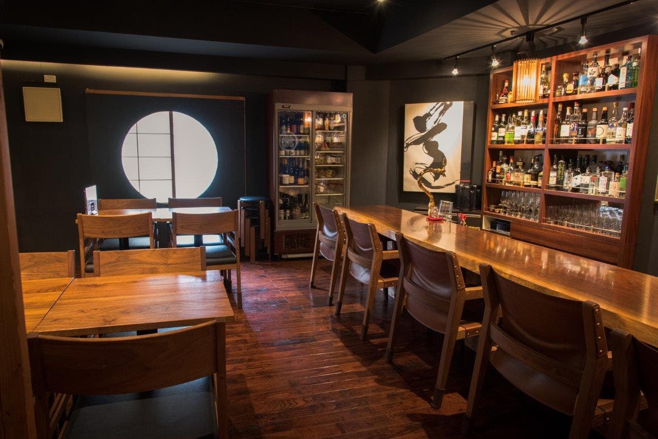 落着いた雰囲気の本格BAR仕様｜各種撮影、ロケ、動画配信、会議、セミナーなどに◎｜虎ノ門・神谷町、駅徒歩２分！の写真4