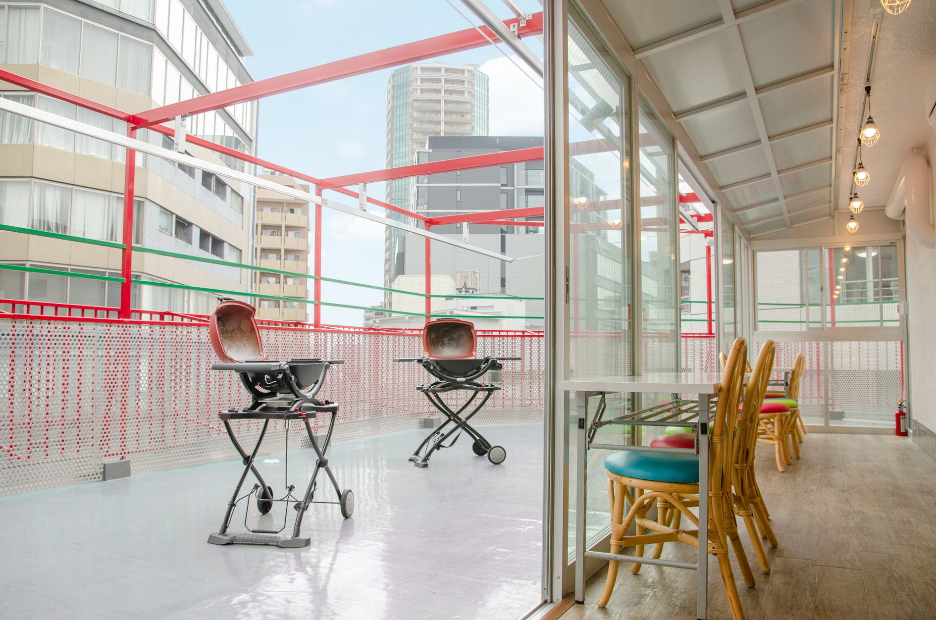 【無料Wi-Fi・調理器具完備！】新宿西口駅から徒歩3分！高層ビルのネオンに囲まれながら屋上テラスでBBQを楽しめる！の写真5