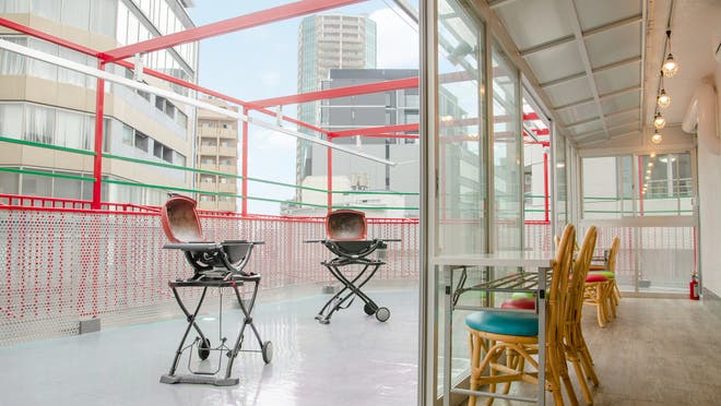 【無料Wi-Fi・調理器具完備!】新宿西口駅から徒歩3分!高層ビルのネオンに囲まれながら屋上テラスでBBQを楽しめる!の写真5