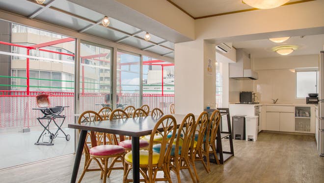 【無料Wi-Fi・調理器具完備!】新宿西口駅から徒歩3分!高層ビルのネオンに囲まれながら屋上テラスでBBQを楽しめる!の写真1