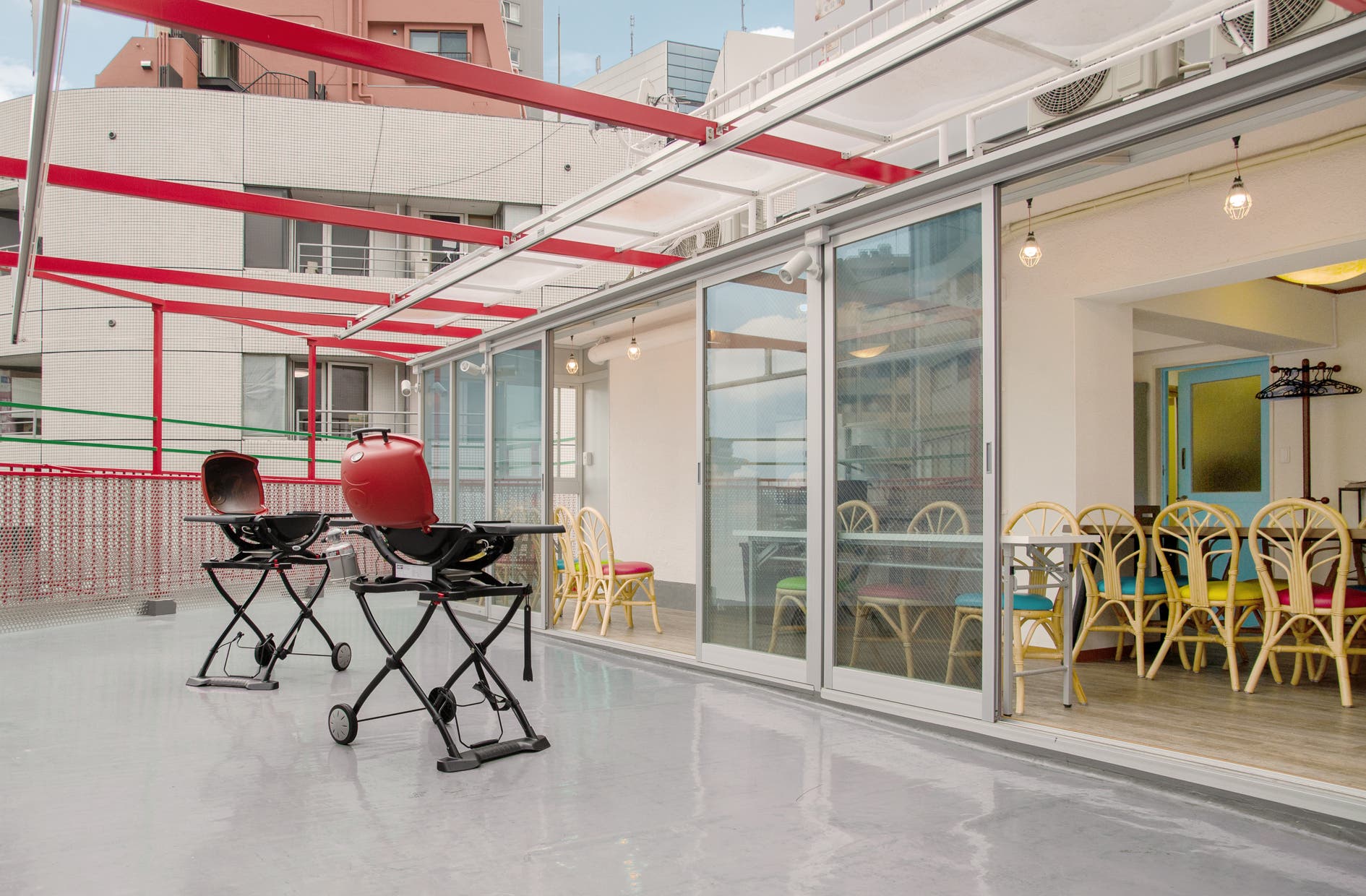 【無料Wi-Fi・調理器具完備！】新宿西口駅から徒歩3分！高層ビルのネオンに囲まれながら屋上テラスでBBQを楽しめる！の写真7