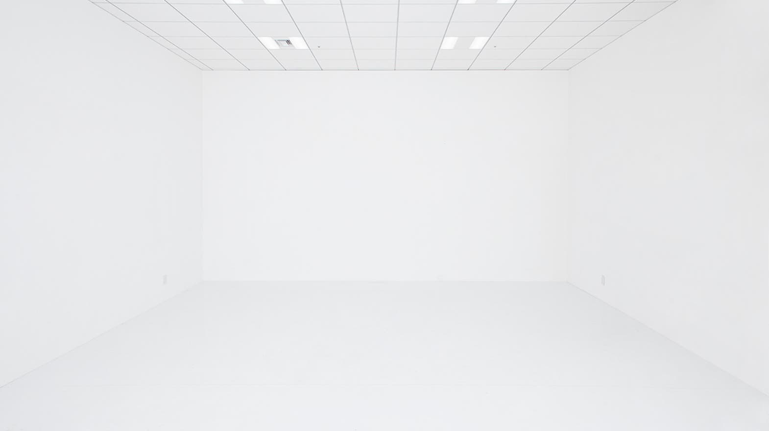 シンプルな白壁・白床で使いやすい撮影スタジオの写真1