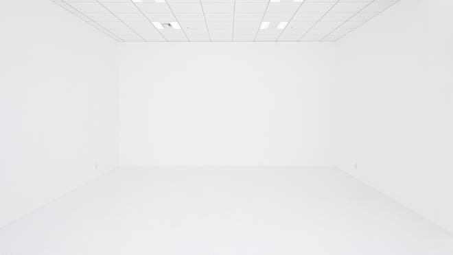 シンプルな白壁・白床で使いやすい撮影スタジオの写真1