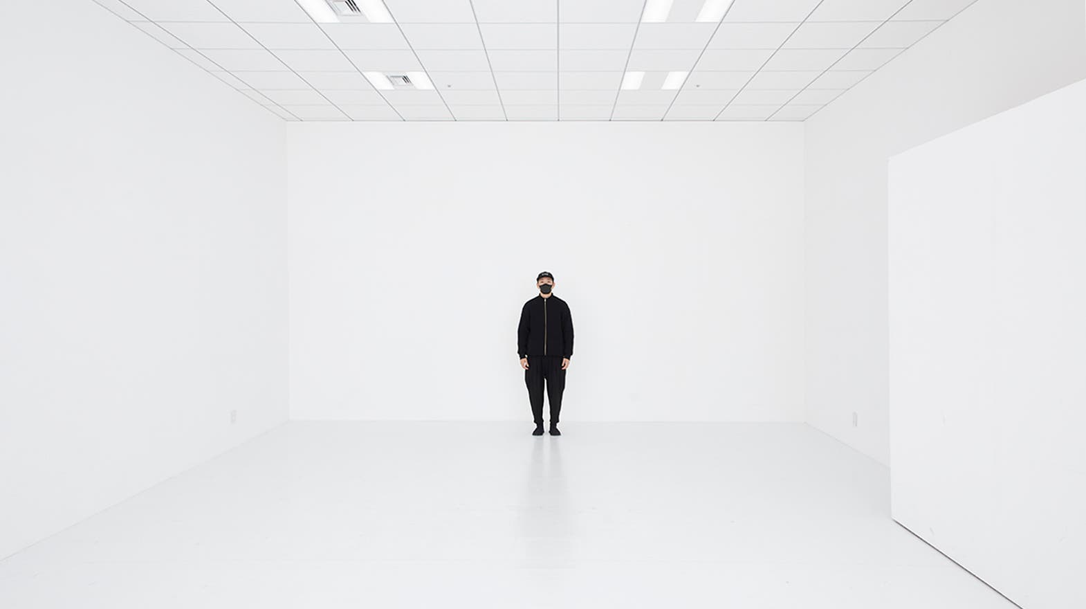 シンプルな白壁・白床で使いやすい撮影スタジオの写真2