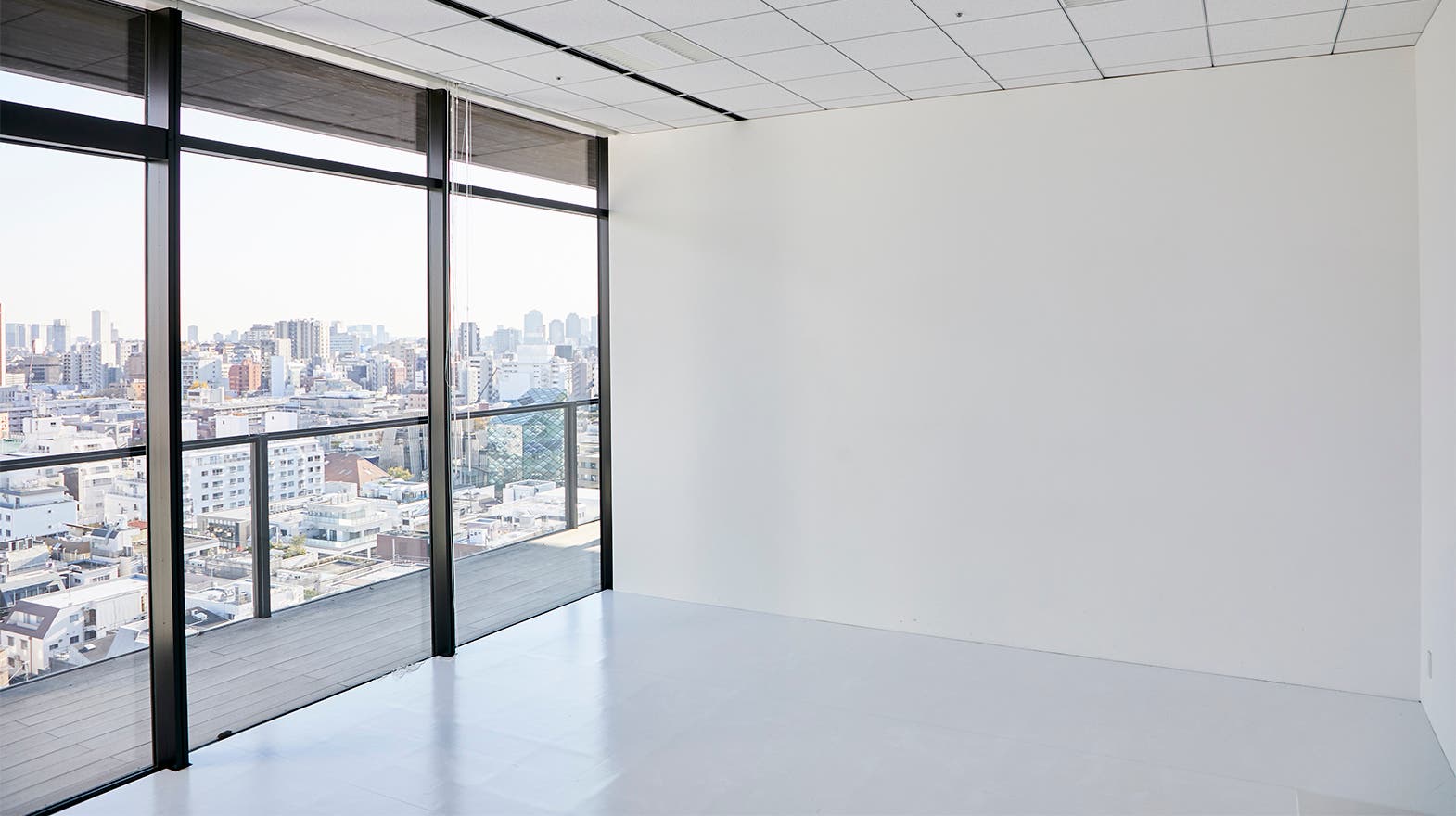 シンプルな白壁・白床で使いやすい撮影スタジオの写真6