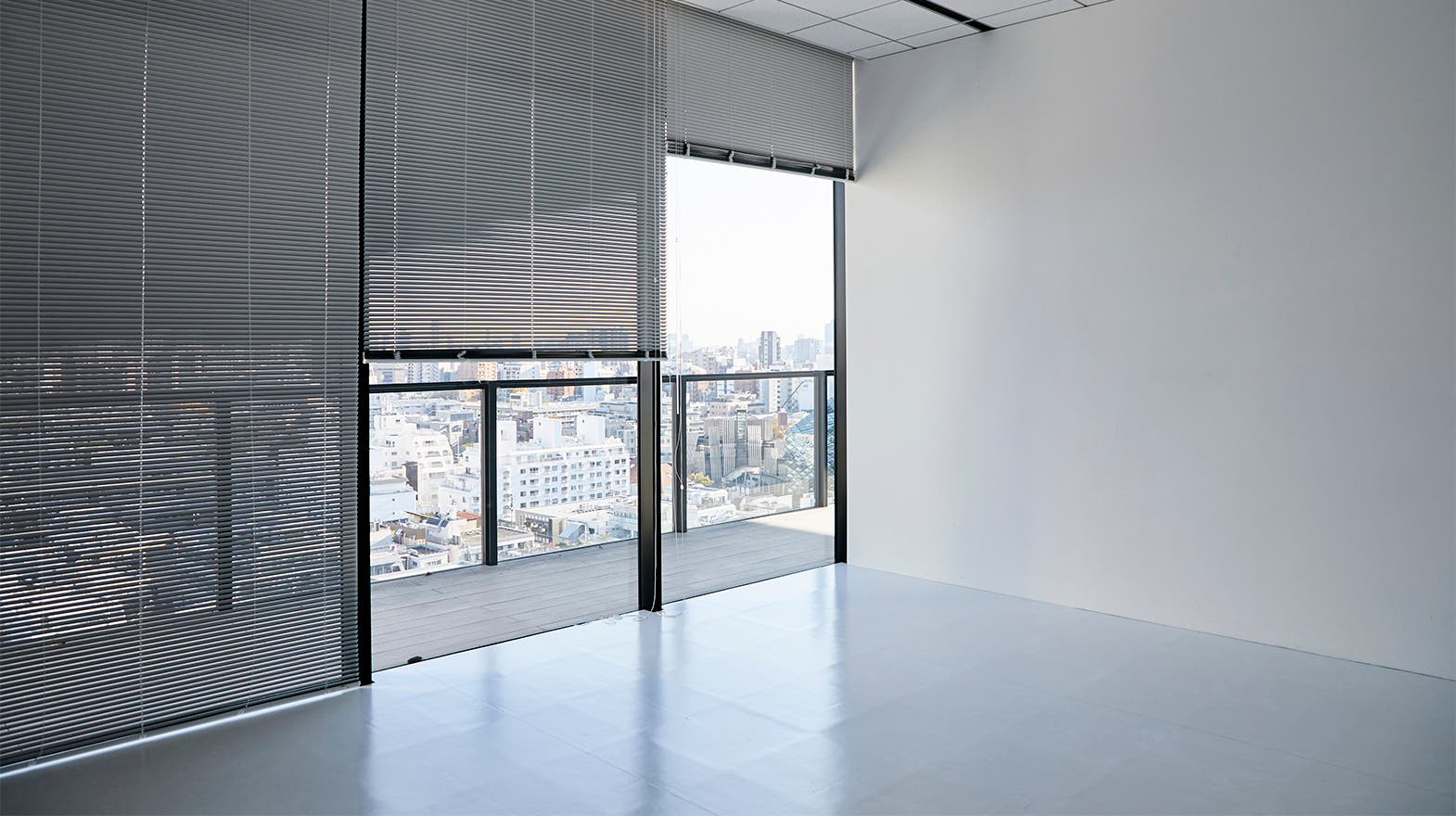 シンプルな白壁・白床で使いやすい撮影スタジオの写真7