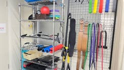 【新宿駅5分】当日予約可!パーソナルトレーニングにおすすめの業務用器具完備の個室ジム②右側(エアコン側)の写真2