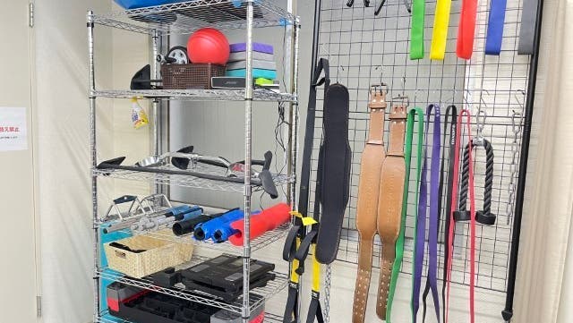 【新宿駅5分】パーソナルトレーニングにおすすめの業務用器具完備の個室ジム②右側(エアコン側) MIYAZAKI GYM新宿店の写真2