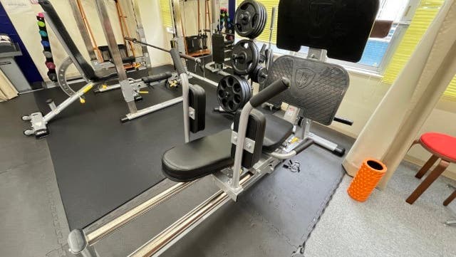 【新宿駅5分】パーソナルトレーニングにおすすめの業務用器具完備の個室ジム②右側(エアコン側) MIYAZAKI GYM新宿店の写真3