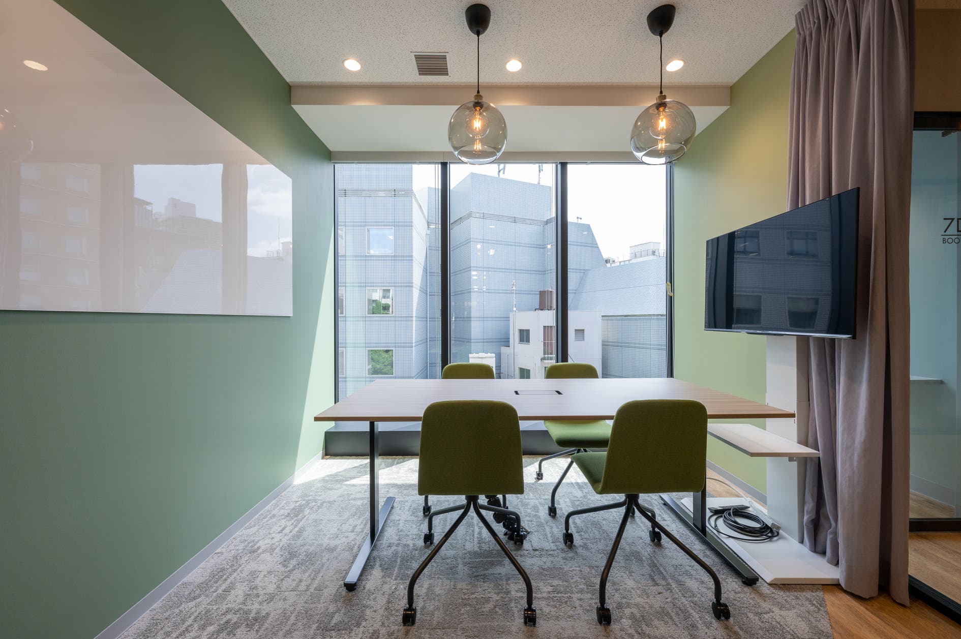 【JR水道橋駅徒歩5分】4名様用会議室。Wi-Fi、モニター、カメラも完備でオンライン会議も対応！の写真1
