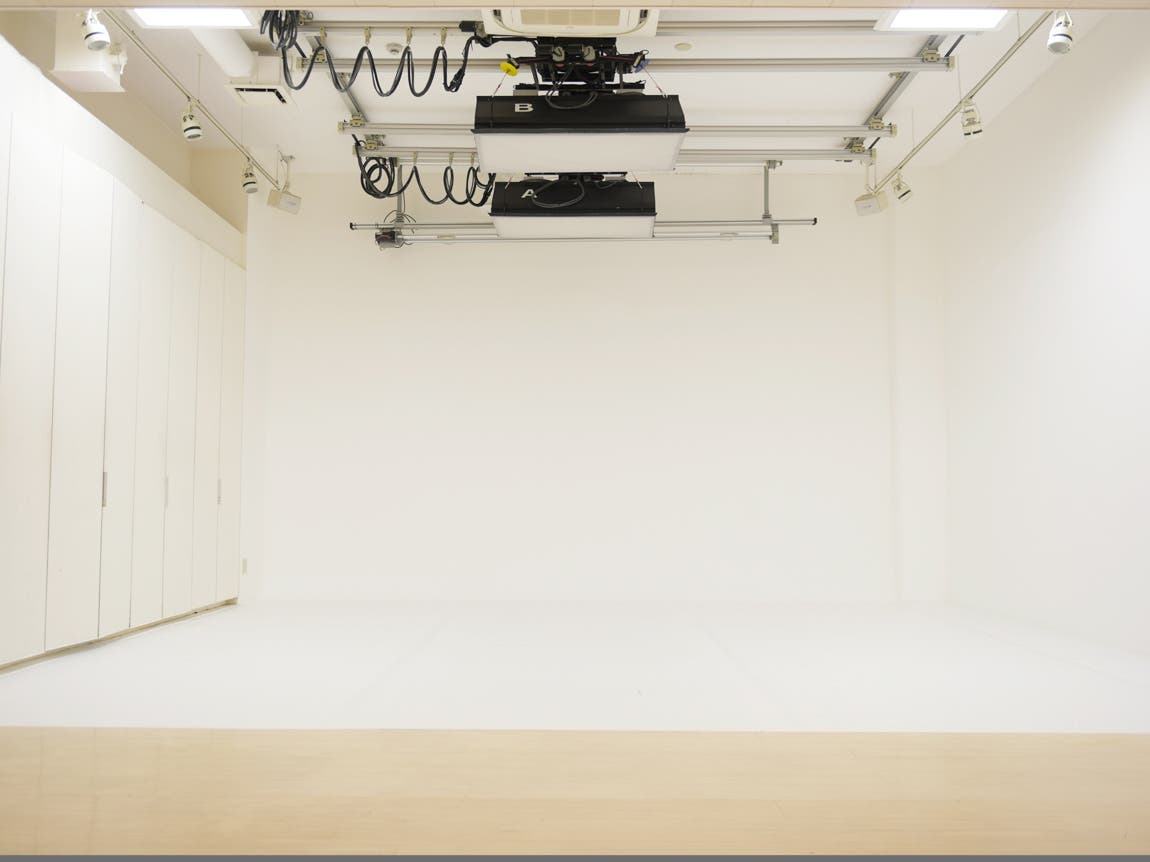 電動バンクを備え、人物のポートレートから商品撮影まで、幅広く使える白ホリスタジオ♪の写真4