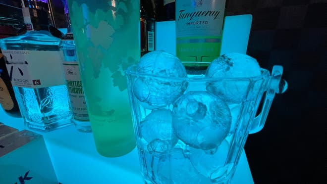 駅1分❗️❕女子会🍷🆕カラオケ✨🎤最新機種マックスGO導入!🎤大迫力な大型スクリーン🎬があるバー🍷🍺の写真22