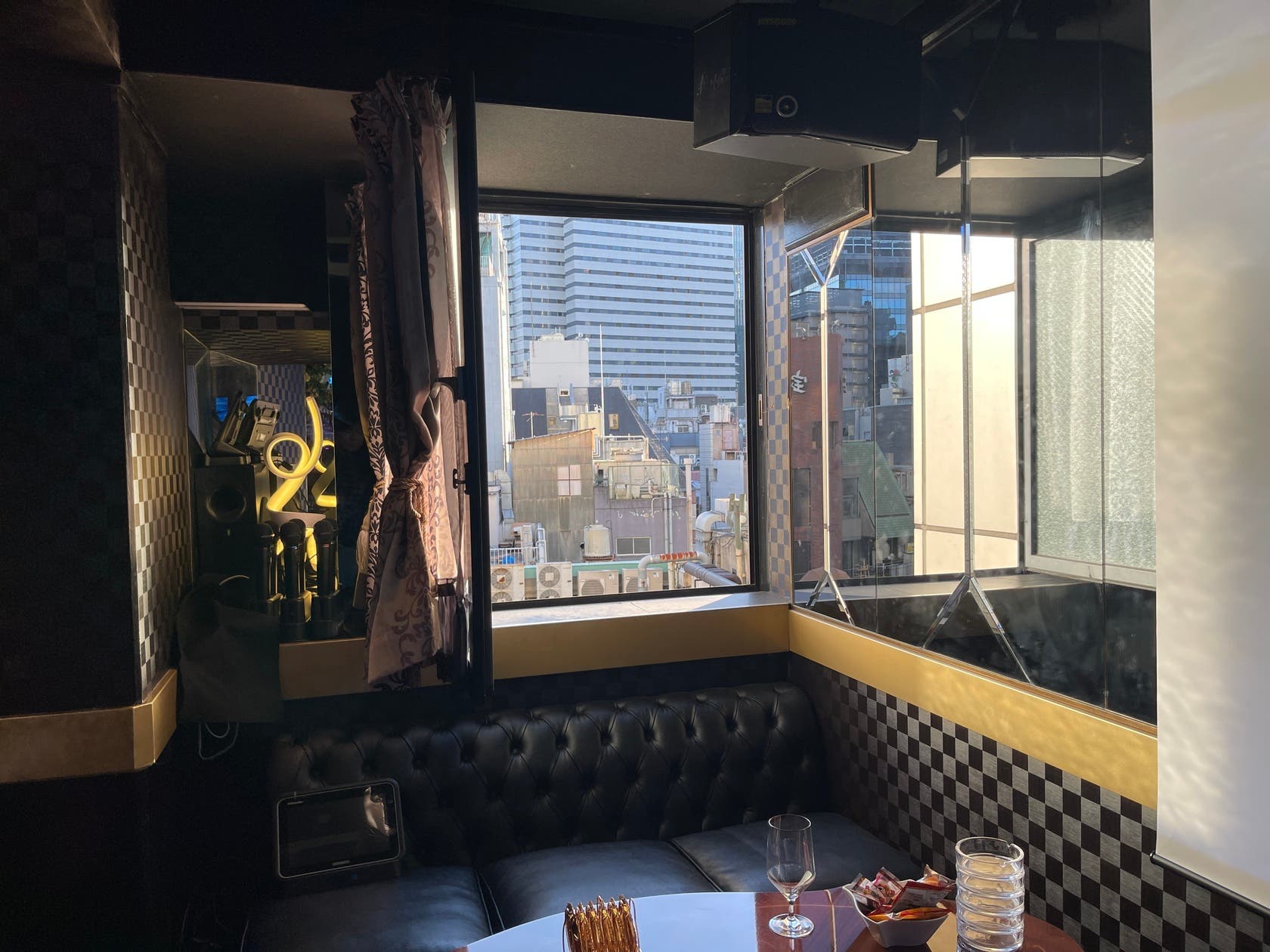 駅1分❗️❕女子会🍷🆕カラオケ✨🎤最新機種マックスGO導入！🎤大迫力な大型スクリーン🎬があるバー🍷🍺の写真9