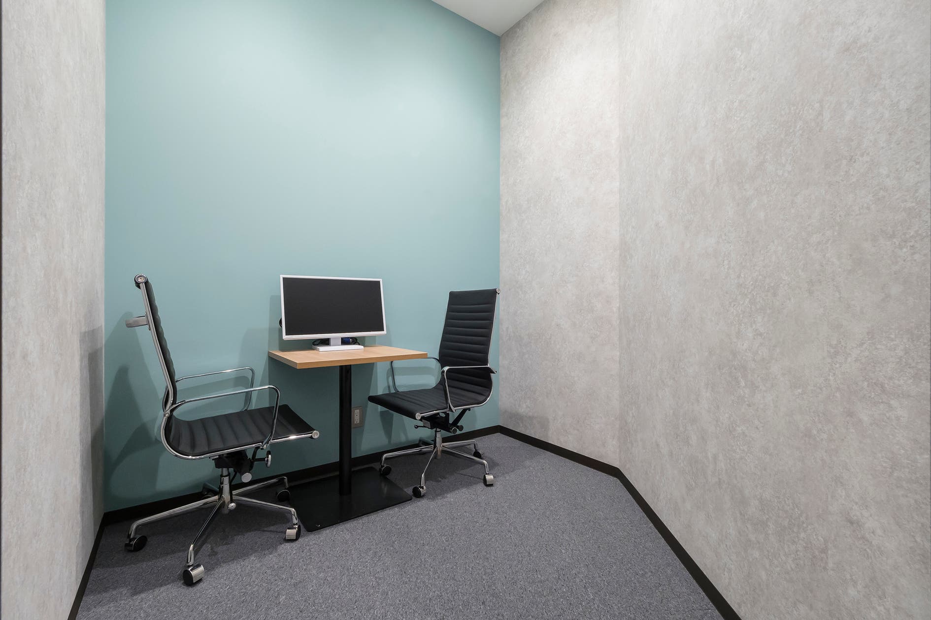 新橋駅直結！【マイナビROOM_B】1～2名完全個室・面談でも利用可能な会議室☆高速WiFi/フリードリンク付き※空調音有の写真1