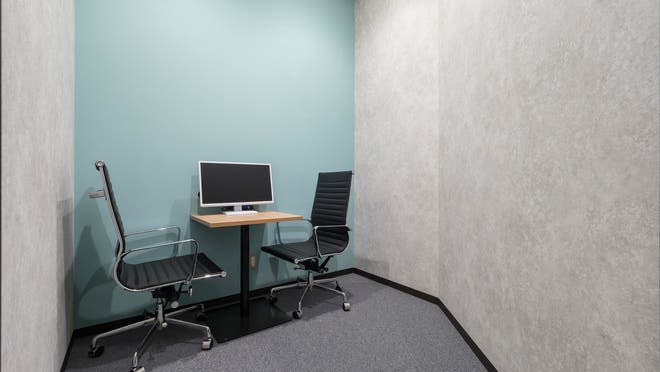 新橋駅直結!【マイナビROOM_B】1~2名完全個室・面談でも利用可能な会議室☆高速WiFi/フリードリンク付き※空調音有の写真1