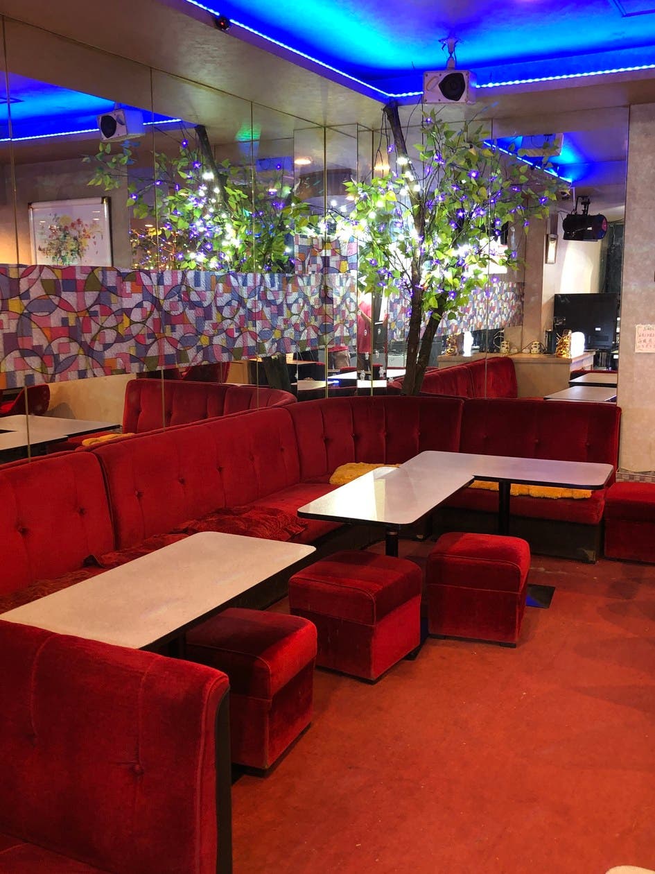 【三鷹駅・吉祥寺駅・調布駅】カラオケや音楽スタジオ、写真撮影、パーティーに最適！バーカウンター、ステージのある広々したスナックの写真4