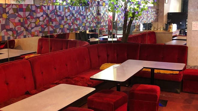 【三鷹駅・吉祥寺駅・調布駅】カラオケや音楽スタジオ、写真撮影、パーティーに最適!バーカウンター、ステージのある広々したスナックの写真4