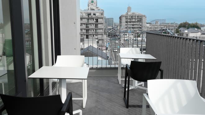 京町のビル5階。アイランドキッチンとバルコニー付きのフリースペースの写真3