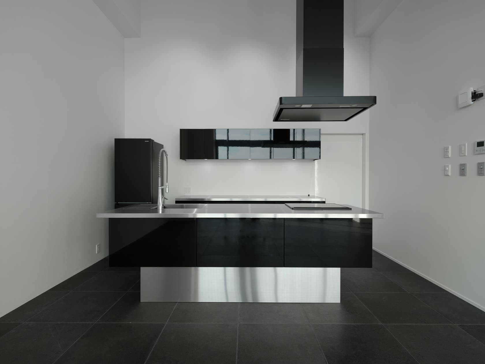 京町のビル5階。アイランドキッチンとバルコニー付きのフリースペースの写真4