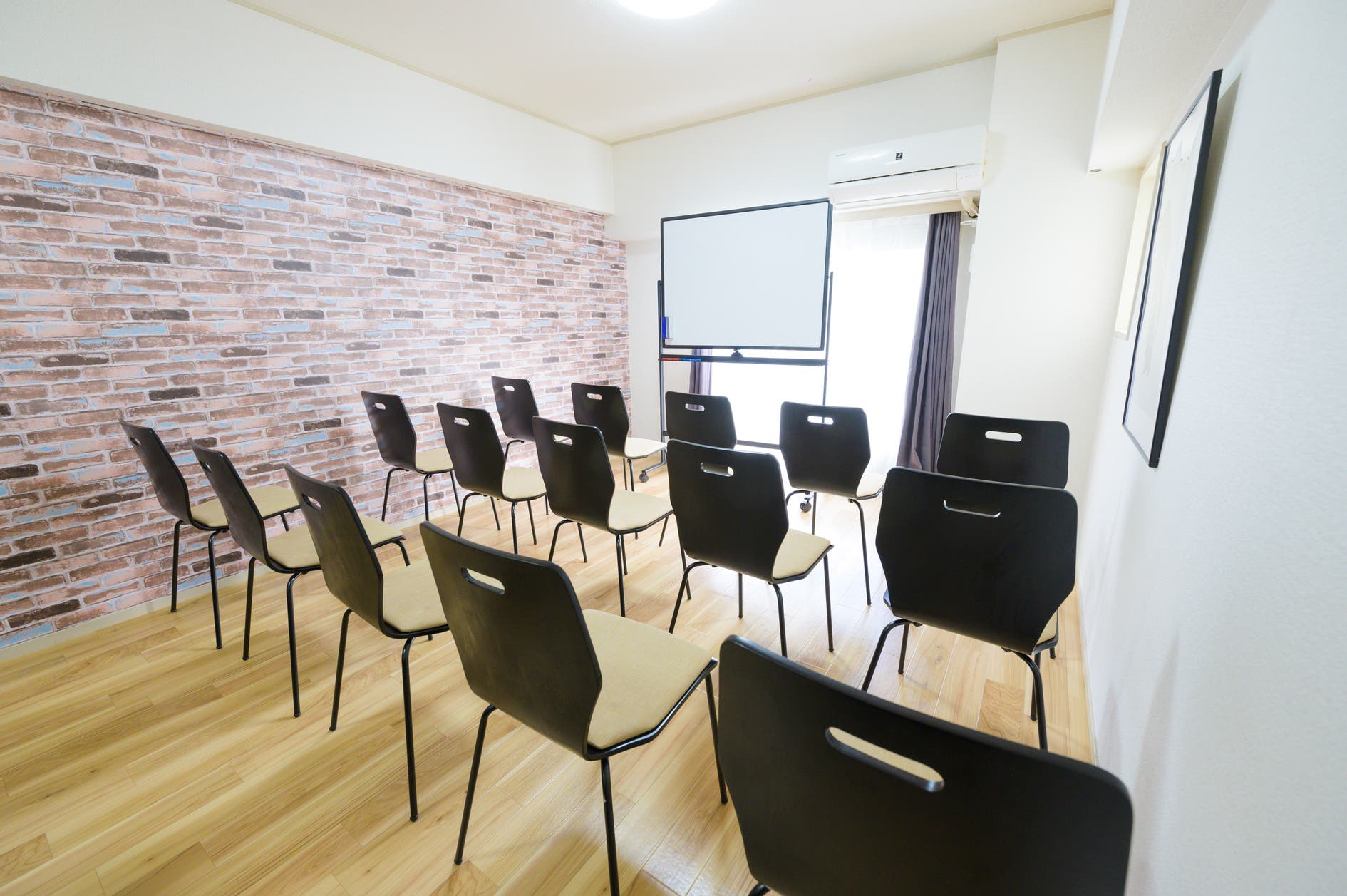 【FRIENDS XVI】天神南駅徒歩10秒！20名収容、会議、撮影、ボードゲーム、など可能！プロジェクター等無料！光回線の写真6