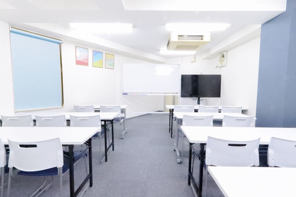 【JR神田駅 西口改札 徒歩15秒！28名利用可！】大型モニター・ホワイトボード・WiFi無料！ふれあい貸し会議室 神田No62の写真1