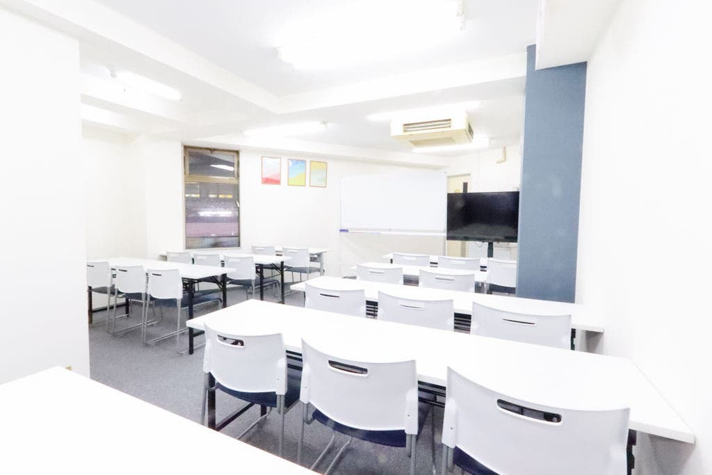 【JR神田駅 西口改札 徒歩15秒！28名利用可！】大型モニター・ホワイトボード・WiFi無料！ふれあい貸し会議室 神田No62の写真2