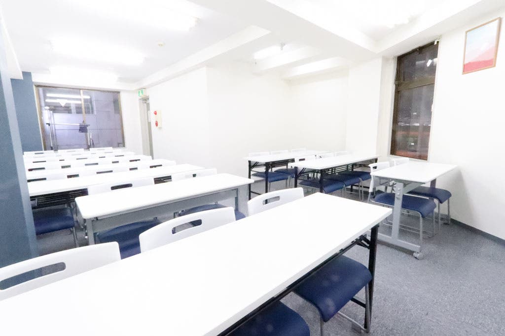 【JR神田駅 西口改札 徒歩15秒！28名利用可！】大型モニター・ホワイトボード・WiFi無料！ふれあい貸し会議室 神田No62の写真3