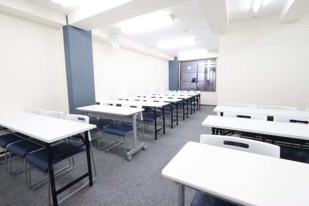 【JR神田駅 西口改札 徒歩15秒！28名利用可！】大型モニター・ホワイトボード・WiFi無料！ふれあい貸し会議室 神田No62の写真4